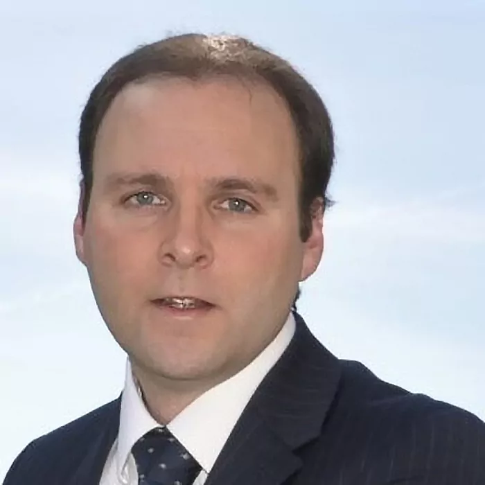 Mr Robert Petrarca | Consultant Ophthalmic Surgeon | Optegra